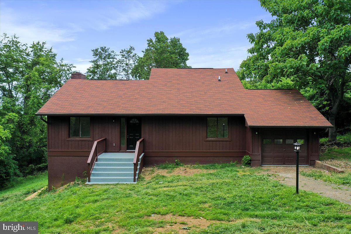 Experience this beautifully renovated 1989 home in Linden, Virginia ...