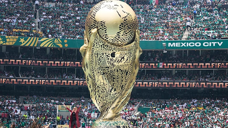 Les fans affluent au stade de Mexico avant le coup d’envoi du Mondial