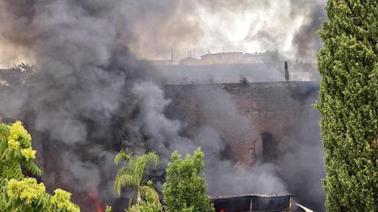 Mandrione, va a fuoco un vivaio: allarme per la nube di fumo nero