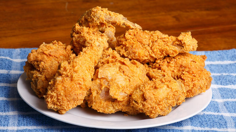 The Hawaiian gas station that locals love for its fried chicken