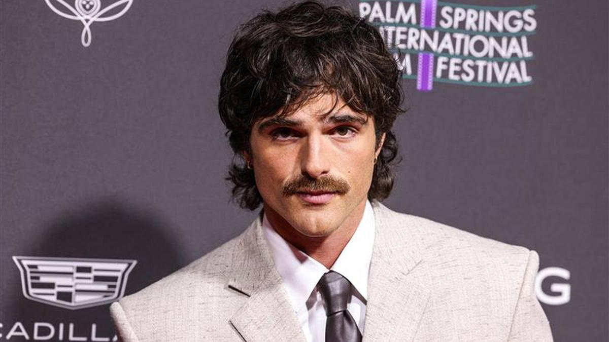 Jacob Elordi snaps at fan during tense encounter while eating out in ...