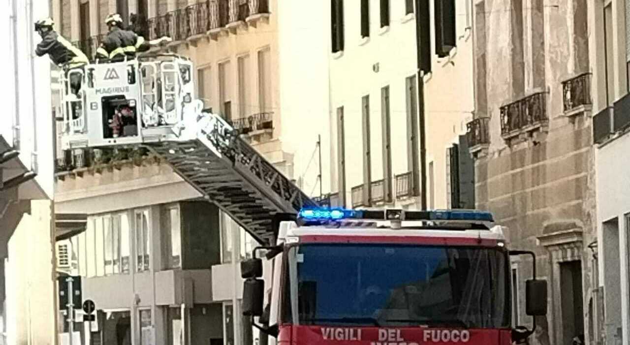 Fumo dall'appartamento chiuso: i residenti lanciano l'allarme ai vigili ...