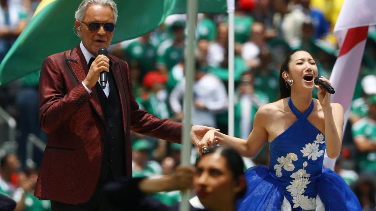 ¿Quién es EJAE, la guerrera K-Pop qué cantó junto a Andrea Bocelli en ...