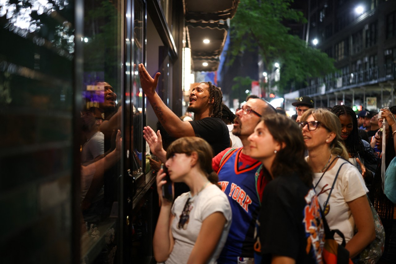 The Knicks made the NBA Finals’ craziest comeback. These diehard fans ...