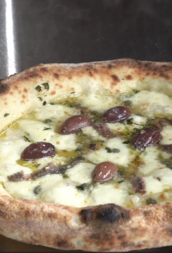 Neapolitan dough pizza | Hand-tossed bake with perfect crust