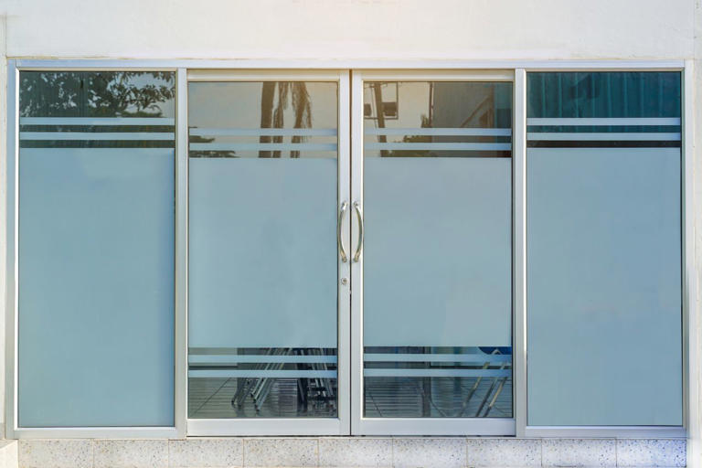 Designers say these 7 privacy fixes for glass patio doors won’t block ...