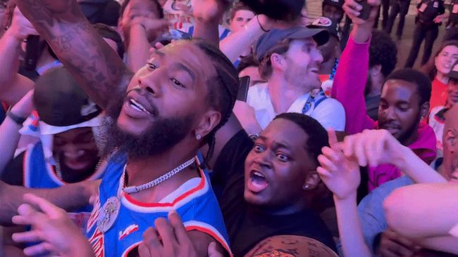 Former NBA star Iman Shumpert celebrates Knicks Game 4 win with fans