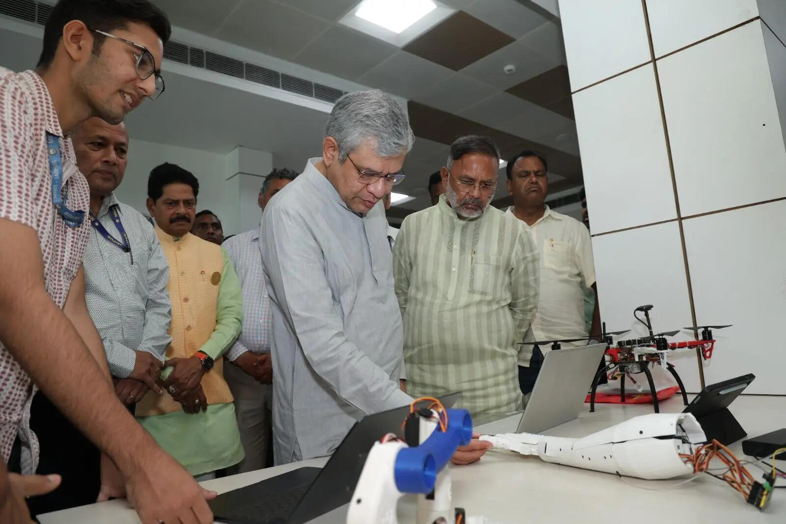 Union Min Vaishnaw launches Makers Lab at MNIT