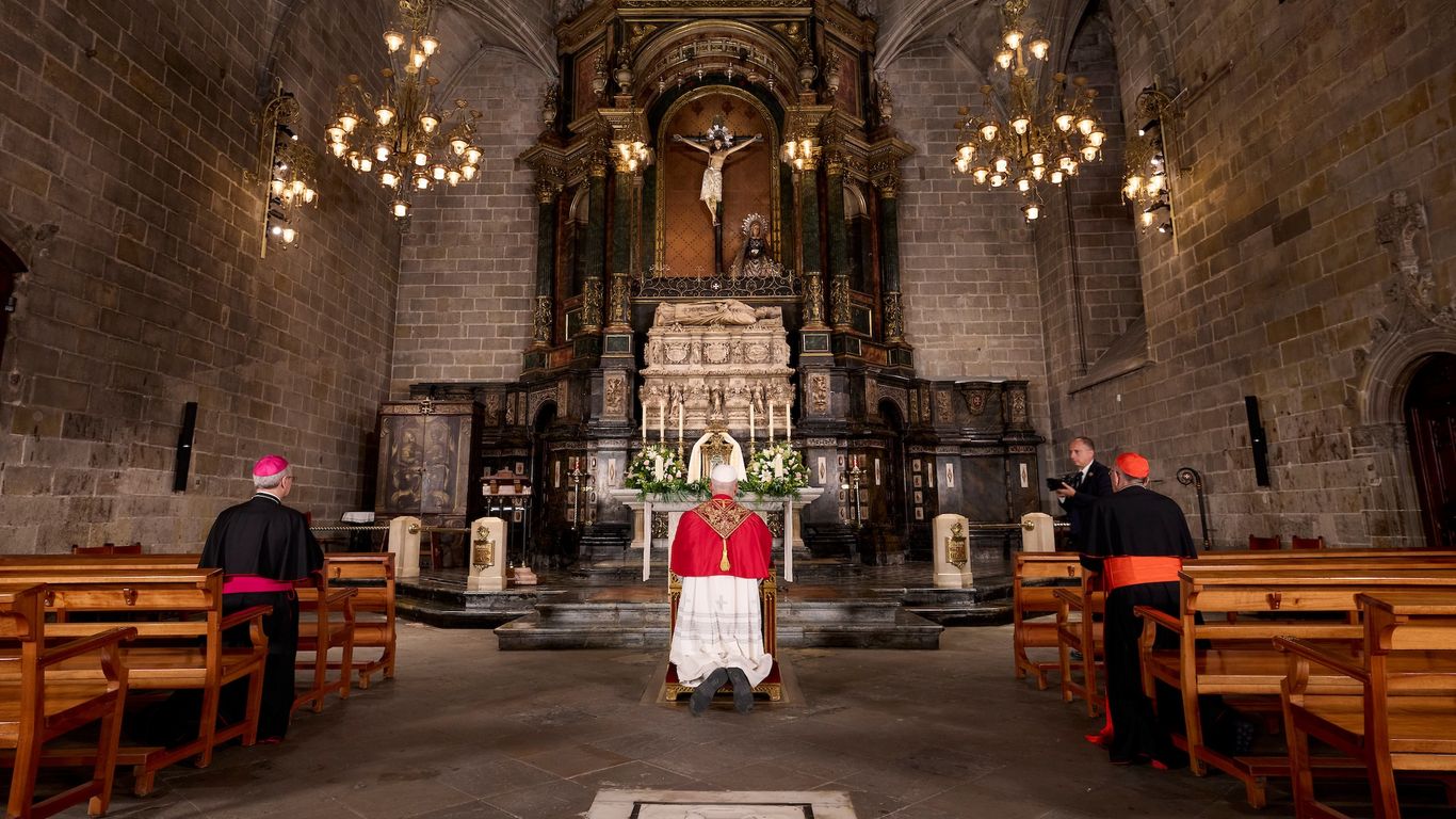 Pope Leo XIV blesses Barcelona’s completed Gaudí basilica