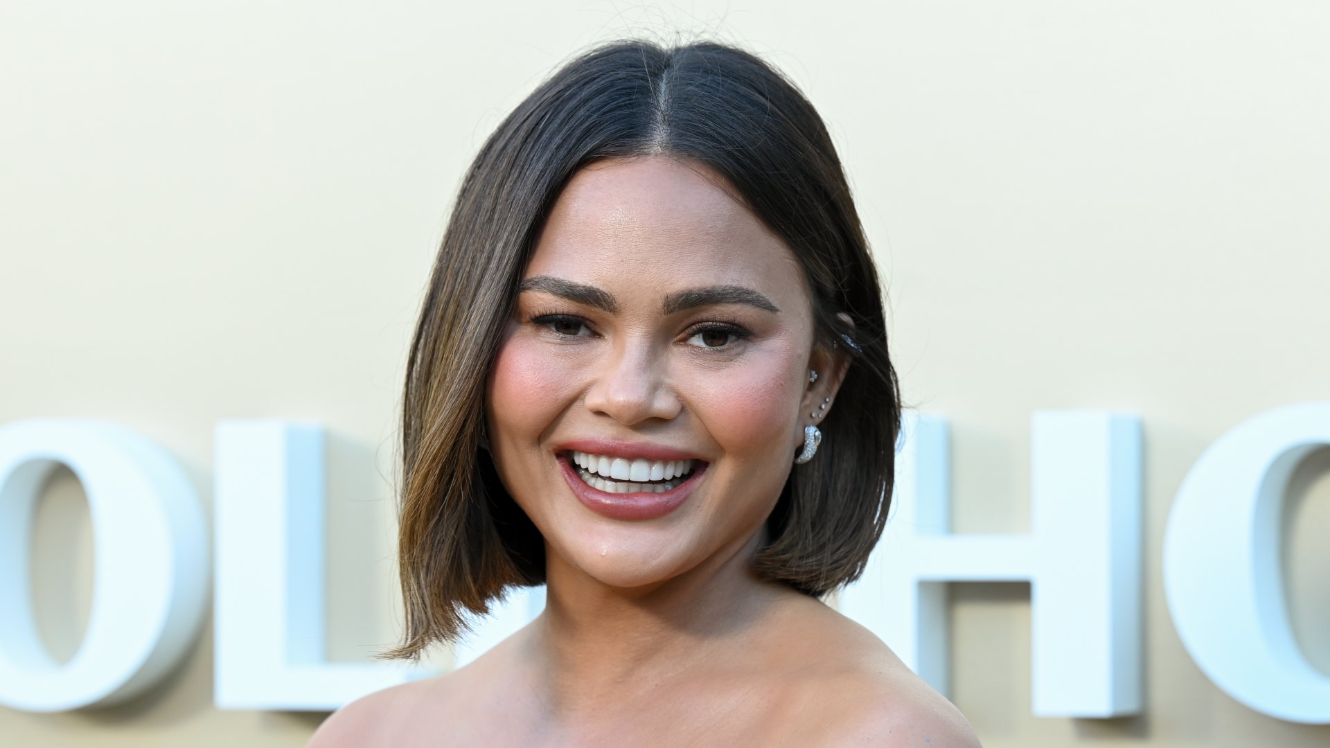 Chrissy Teigen wore a weirdly flattering 'cocoon' dress - the $15 look