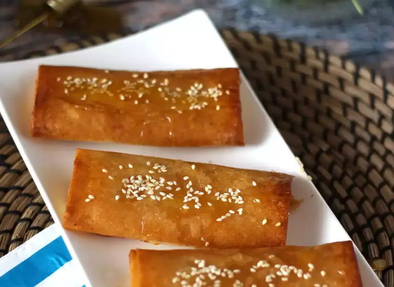 Feta saganaki, das griechische Rezept für knusprige Feta mit Honig