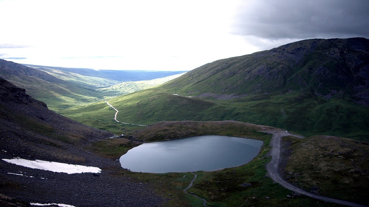 90 minutes from Anchorage, this alpine pass has glaciers, gold mines ...