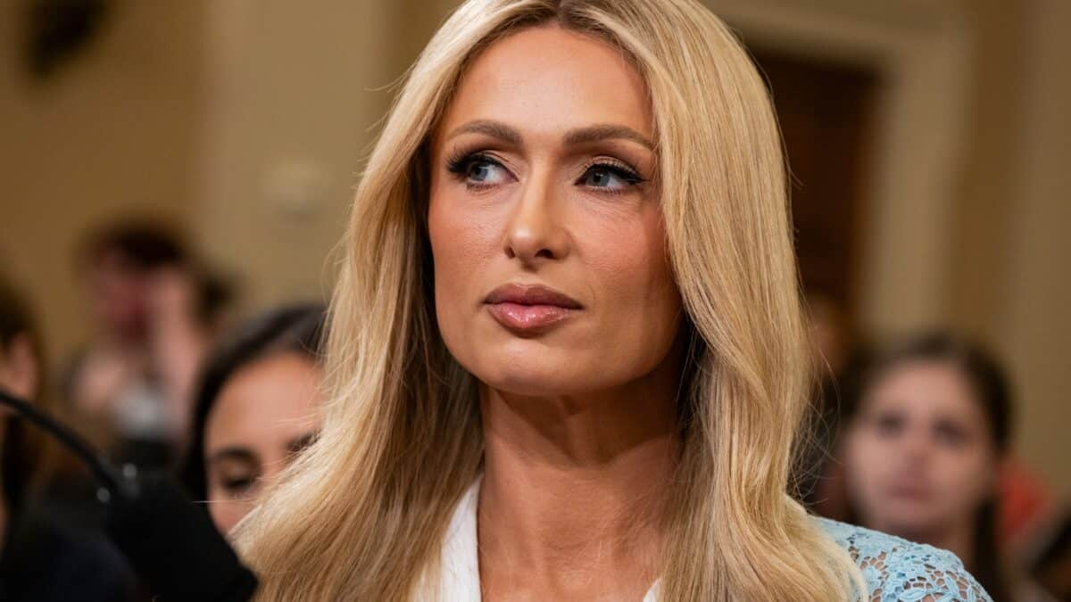 Paris Hilton looks unrecognizable after ditching signature blonde hair