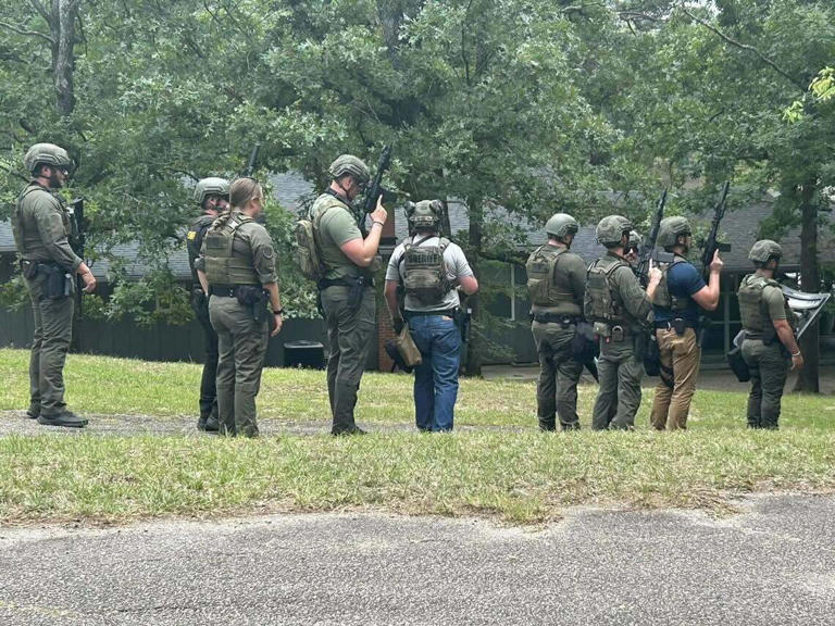 Man put gun to girlfriend's head before long standoff, SC sheriff says