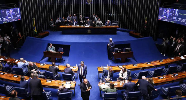 Senado trava tramitação de PEC que propõe fim da escala 6×1