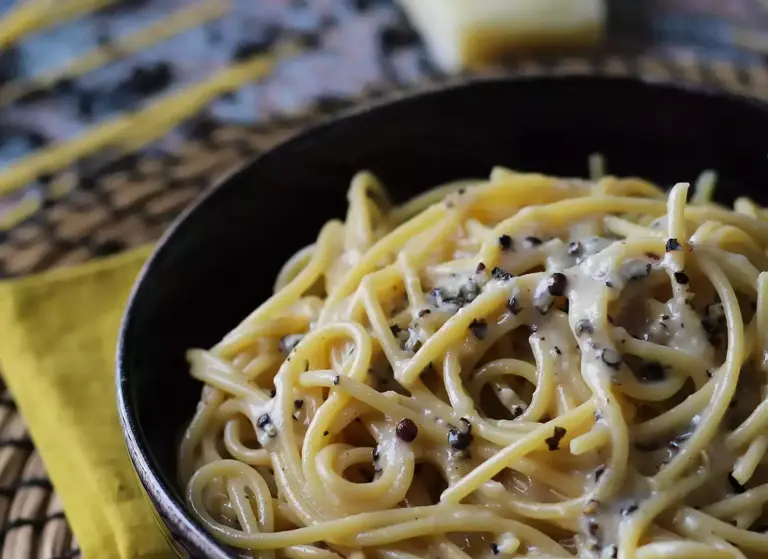 Spaghetti cacio e pepe: 3 ingredienser, en explosion av smak!