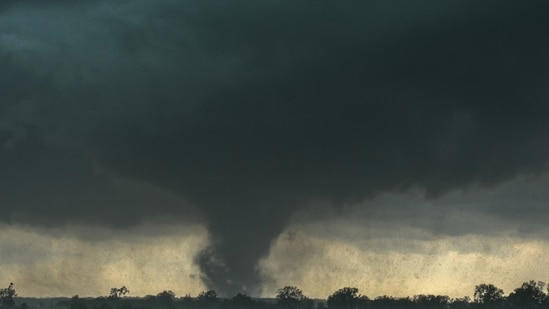 Washburn, Illinois tornado: Videos of large wedge twister on ground in ...