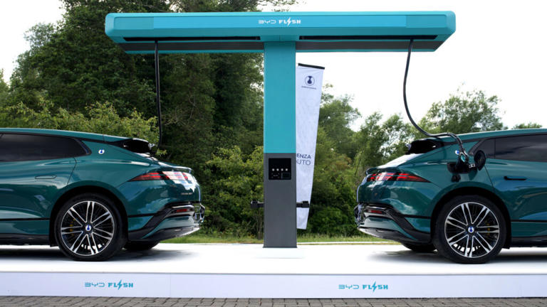 BYD’s 5-minute flash charging is coming to Canada before its cars are