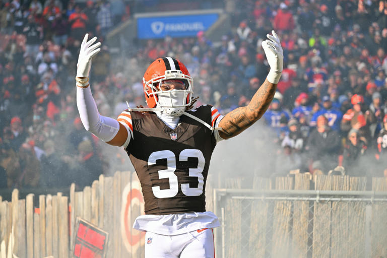Browns safety Ronnie Hickman signs