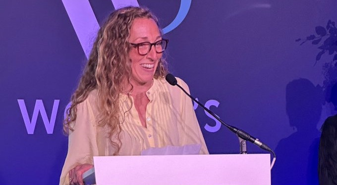 Escritora Virginia Evans vence Women's Prize for Fiction com "A ...