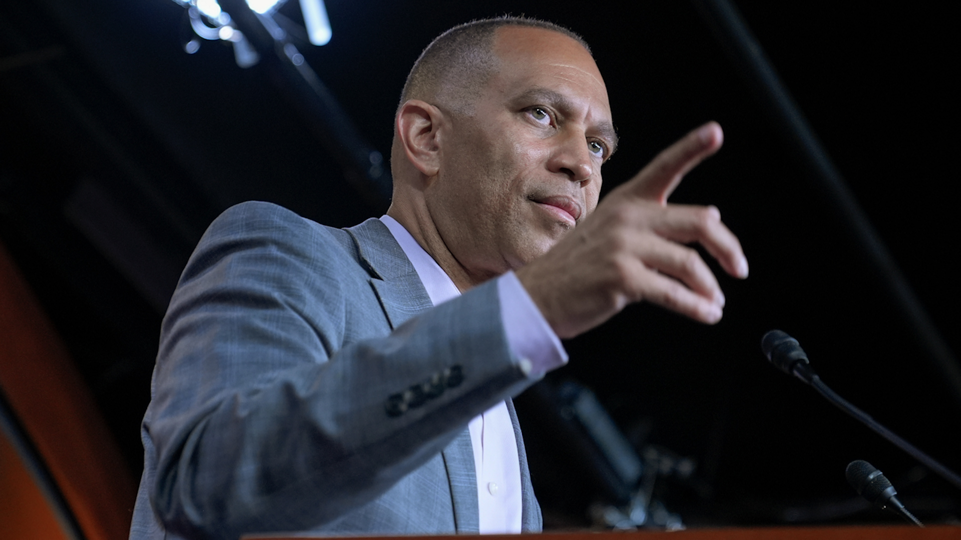 Jeffries claims there is ‘bipartisan opposition’ to extending FISA