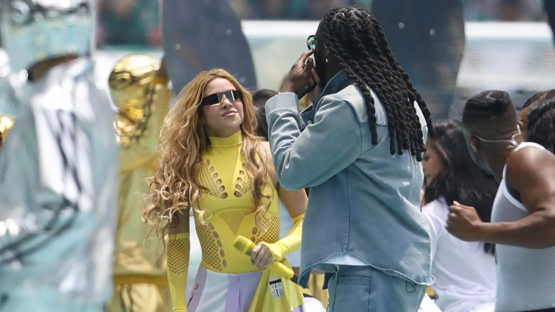 Shakira se burla de las teorías de la doble en la inauguración del ...