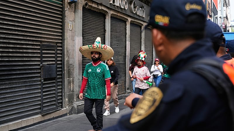 Les fans affluent au stade de Mexico avant le coup d'envoi du Mondial