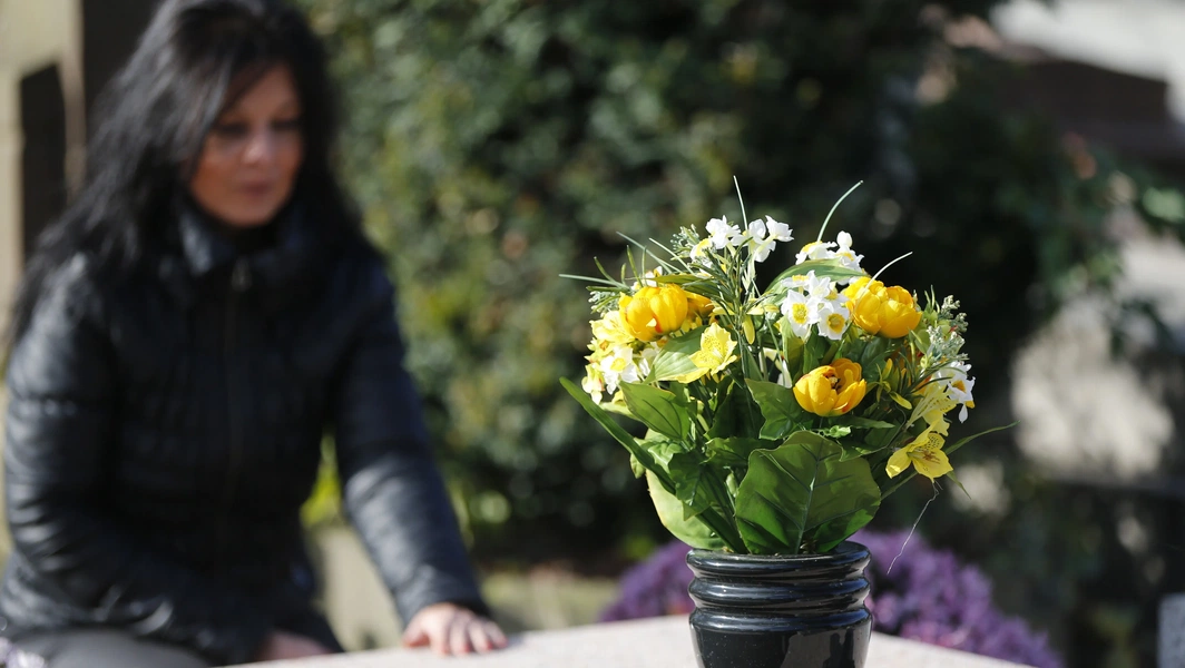 Newlyweds to have joint funeral after dying days apart