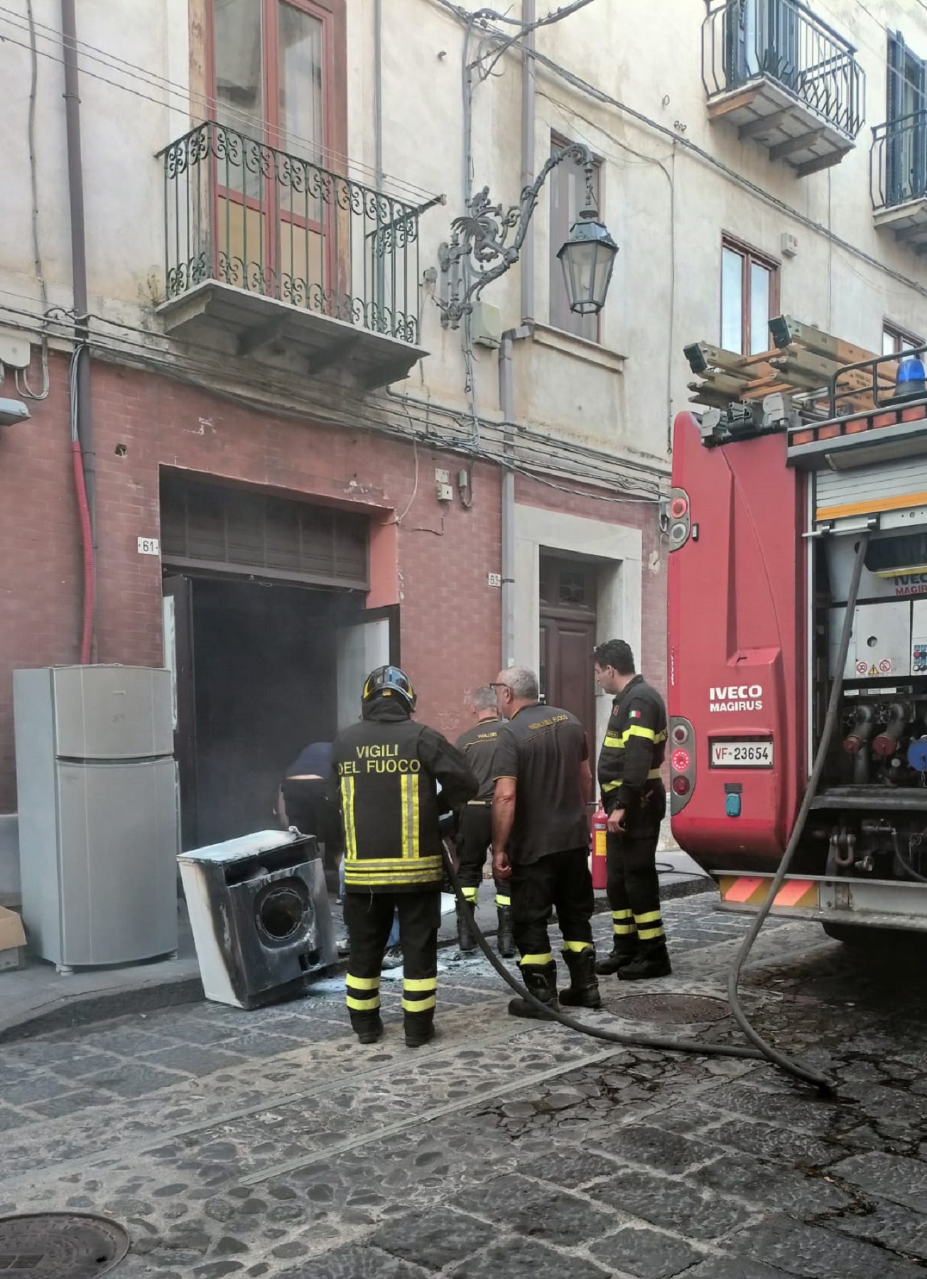 Fumo nero da un negozio, paura nel centro storico di Rossano per un ...