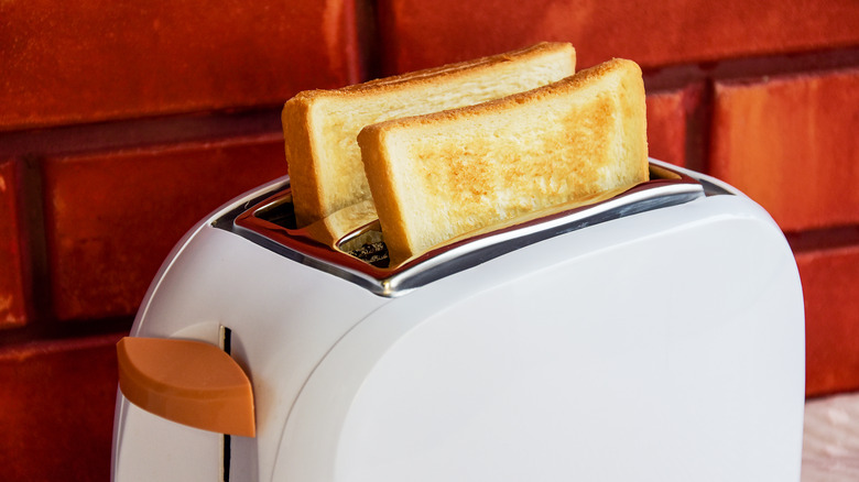 How to clean a toaster