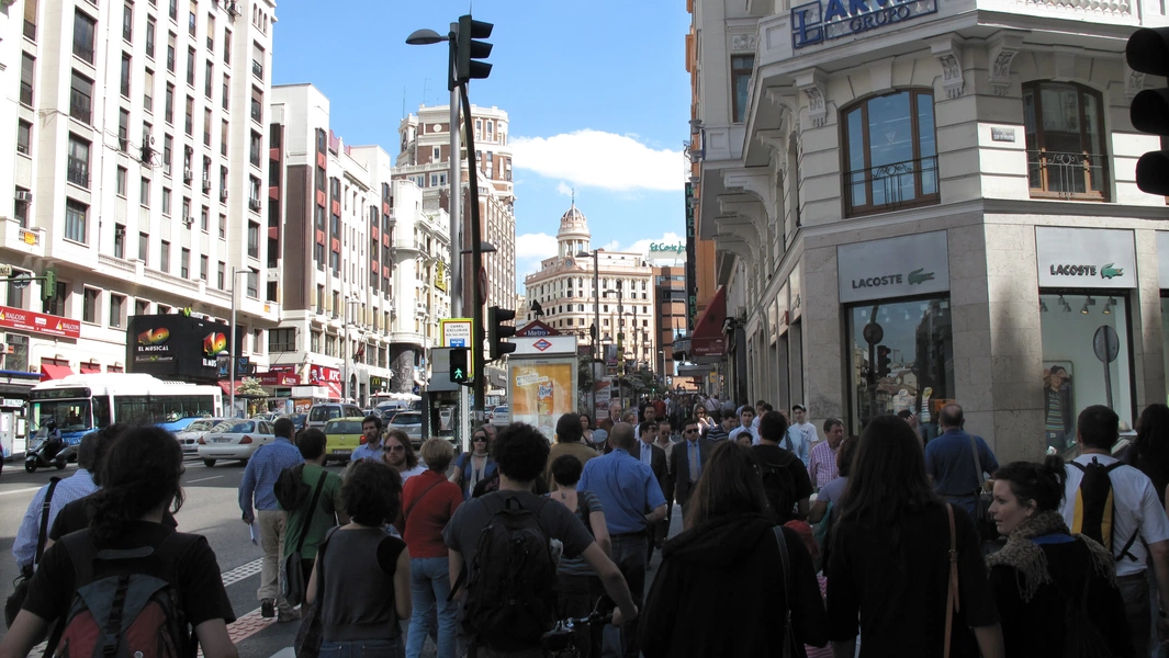 Study finds humans show strong counterclockwise walking bias