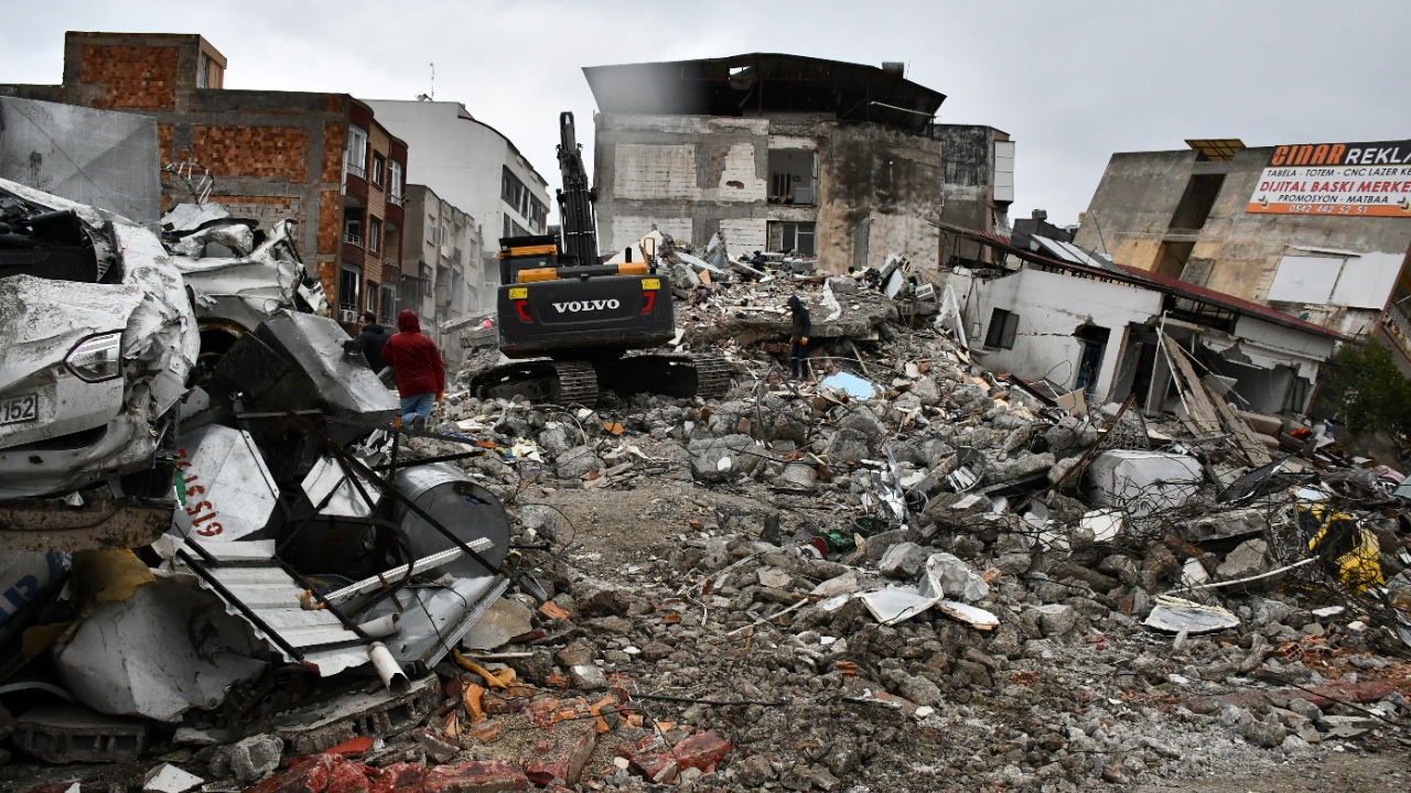 A landslide from the Philippine quake buried 13 villagers in the town ...