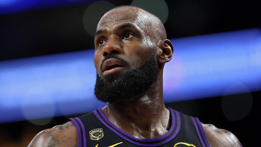 3 roster changes the Lakers will have to make if LeBron James comes back