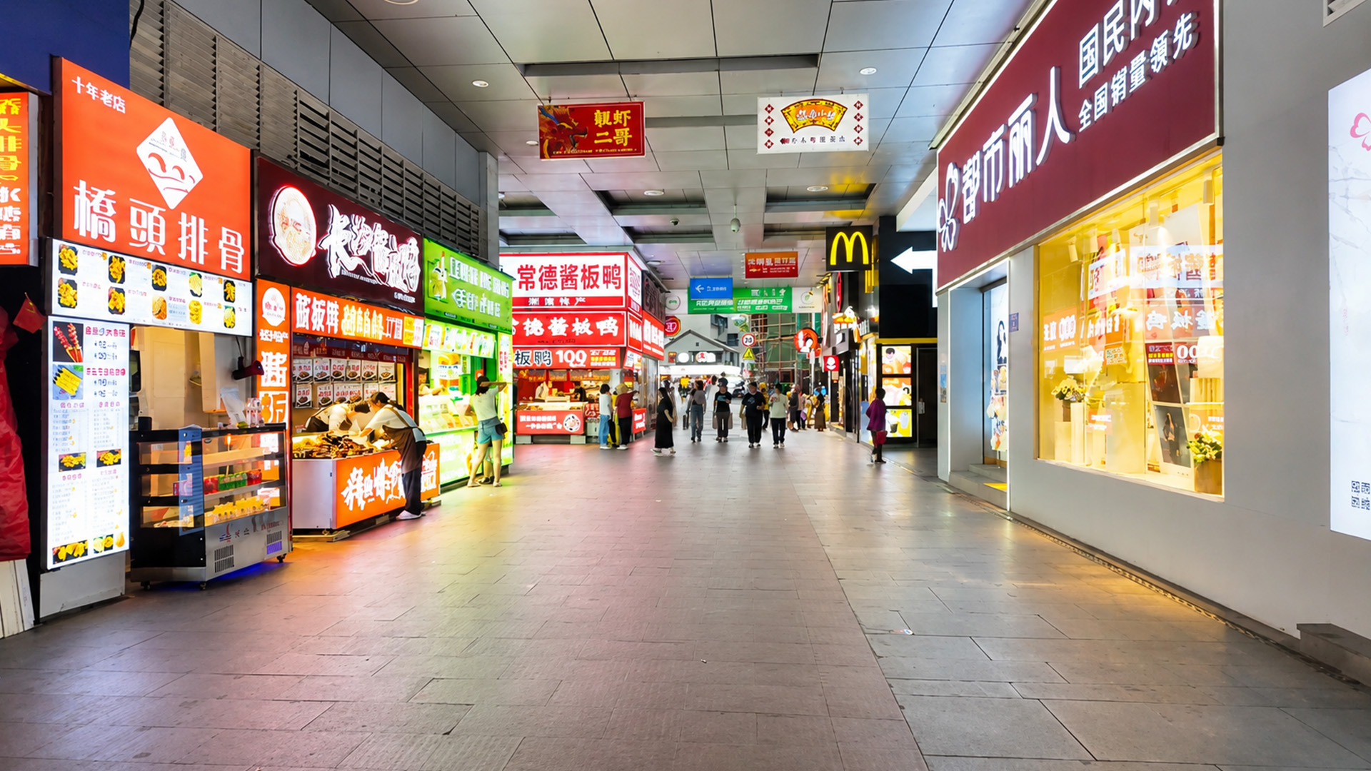 China’s covered food lane hides a surprisingly colorful night scene
