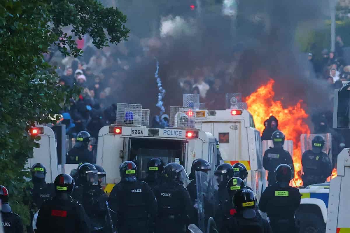 Belfast a ferro e fuoco, i familiari del 40enne accoltellato condannano ...