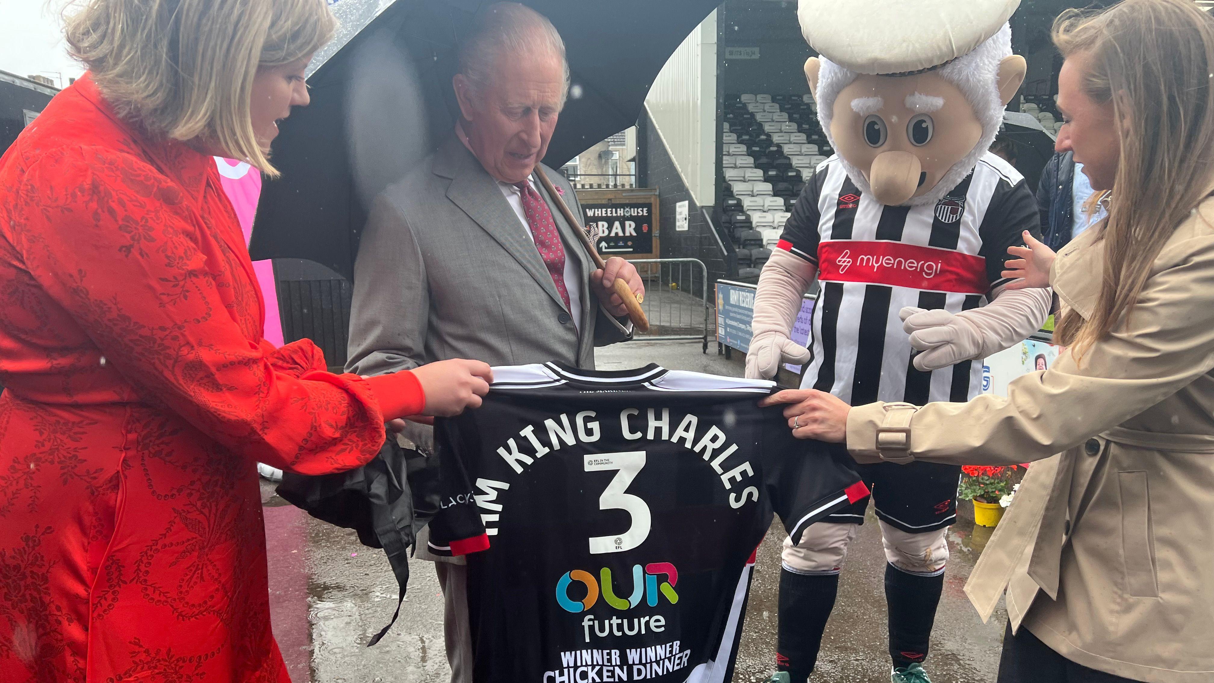 Hundreds turn out for King's visit to Grimsby