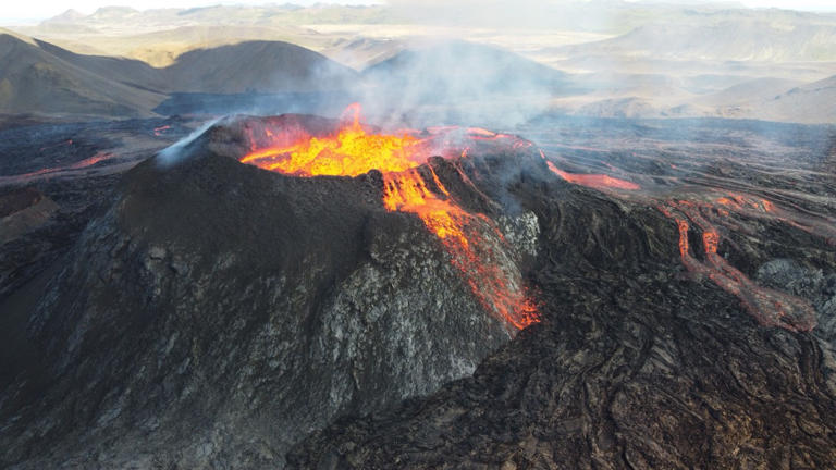 These 1996 Hawaii lava photos look like a horror movie set