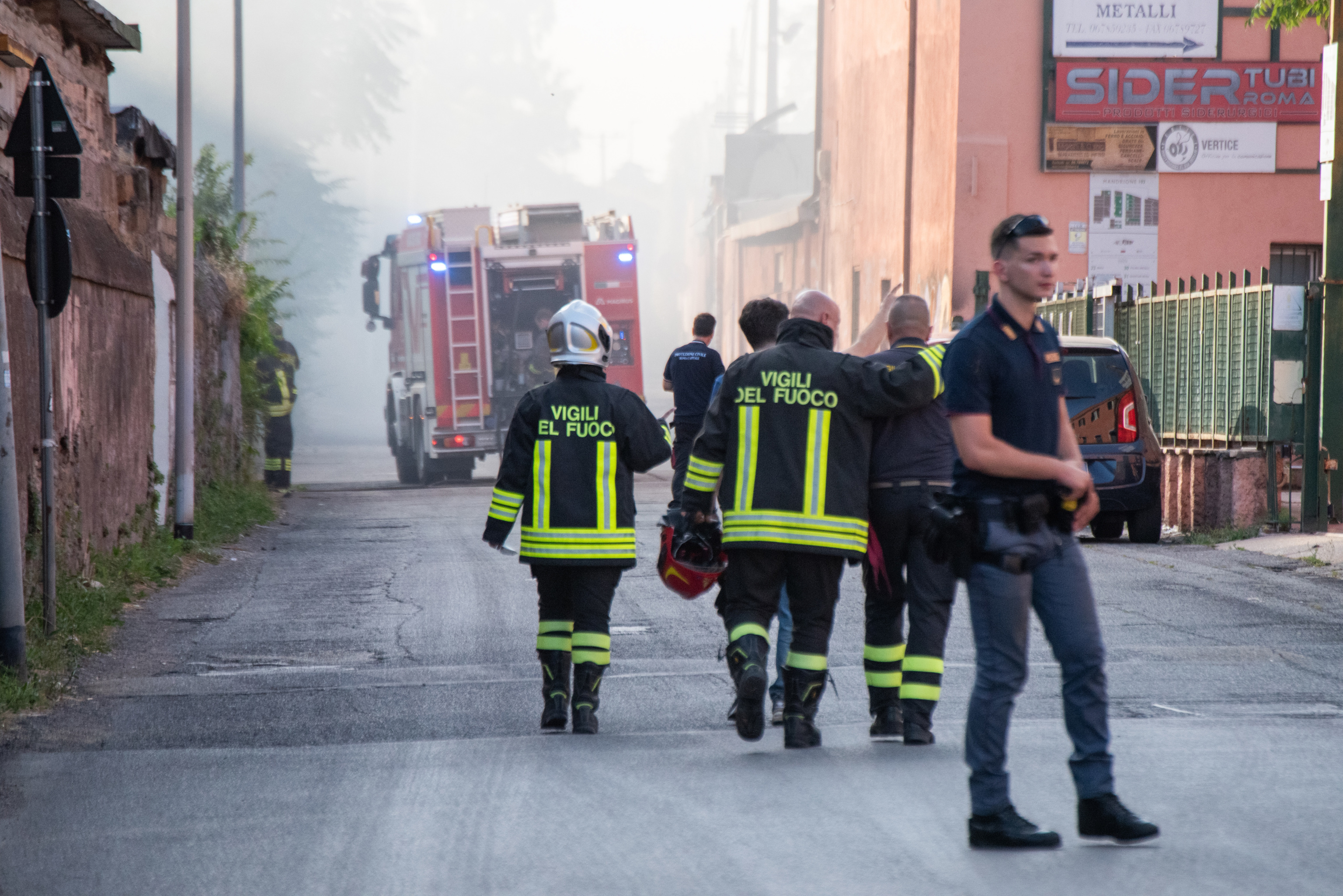 Fiamme in un vivaio a Roma, alta colonna di fumo, evacuate alcune case