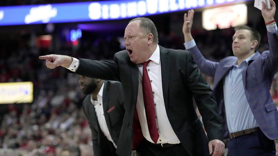Badgers set sights on poaching 7-foot-1 center from Minnesota