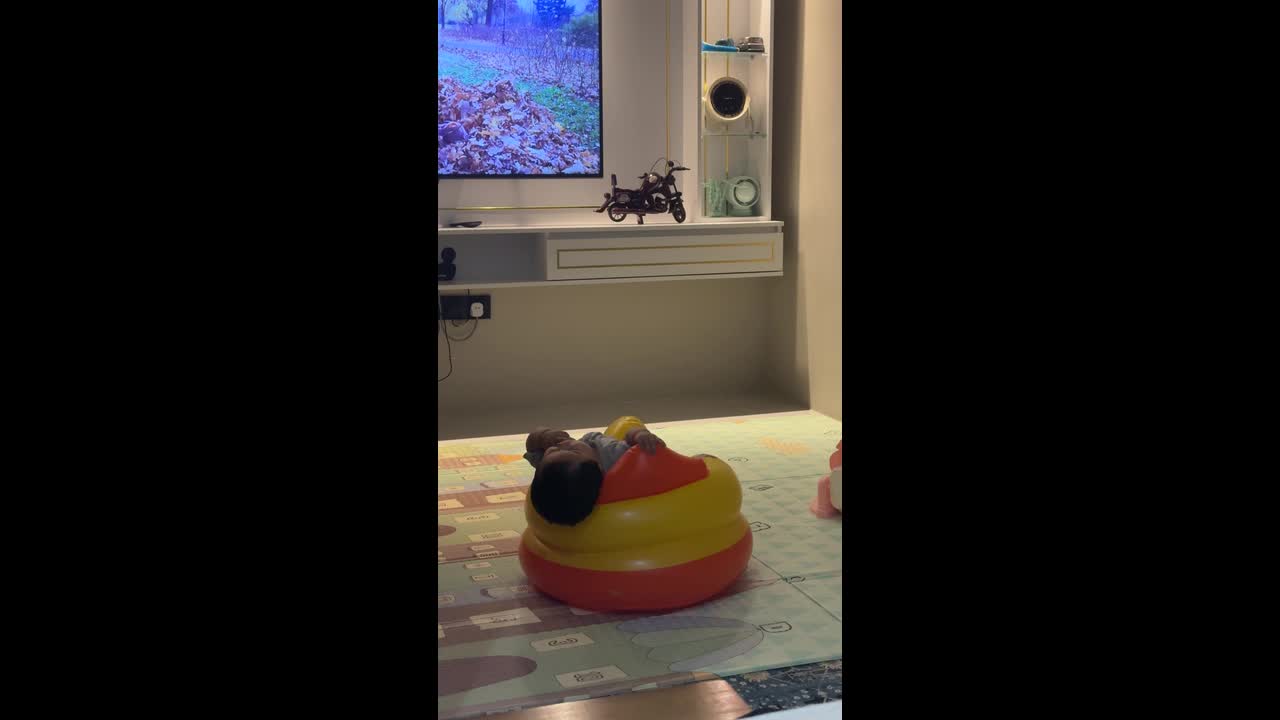 Baby flips over in inflatable chair and lands safely on tummy