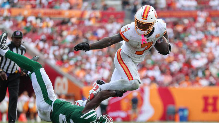 Buccaneers' star returns to practice for first time this offseason