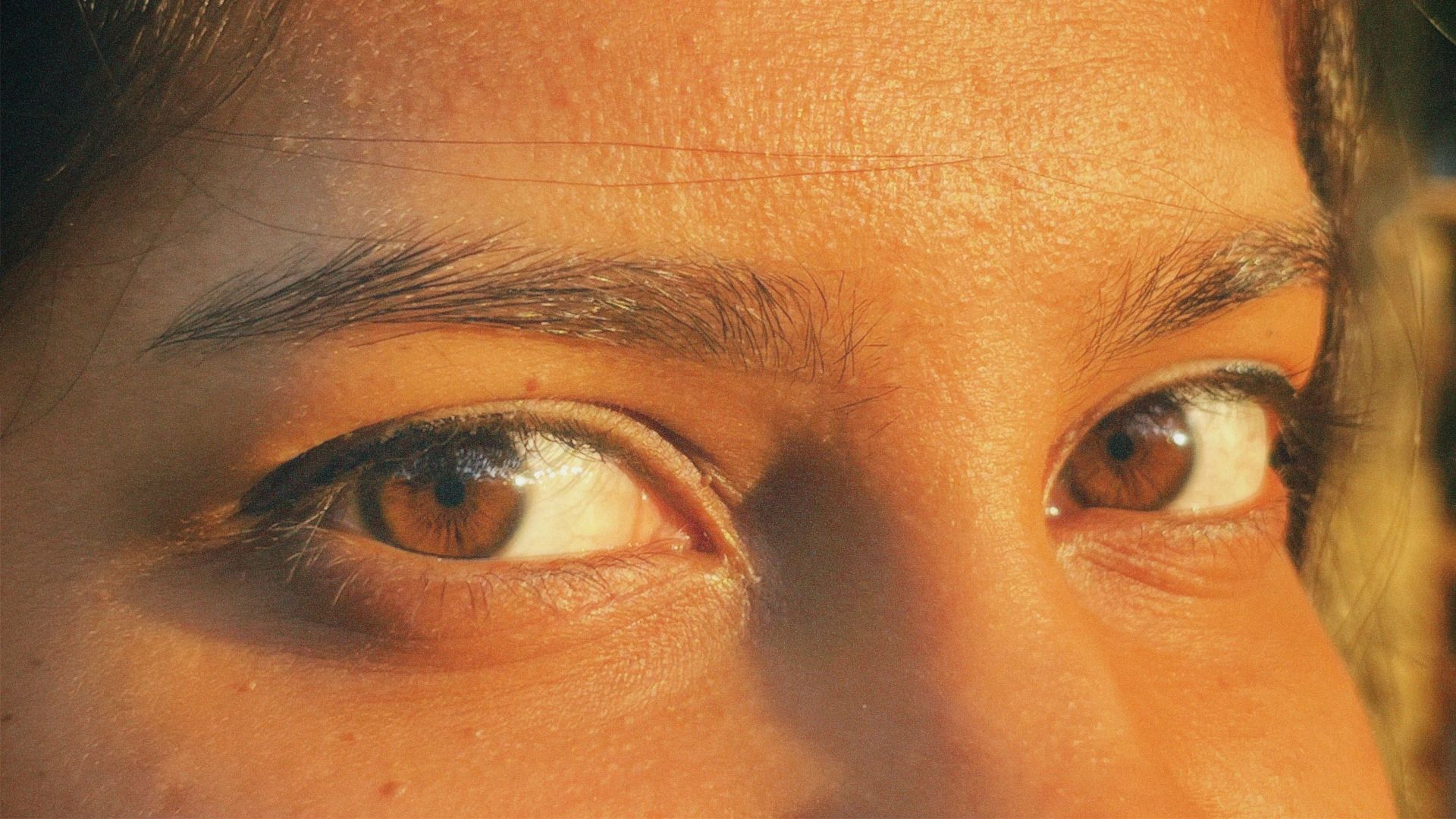 20 tiny behaviors that make someone hard to stop thinking about