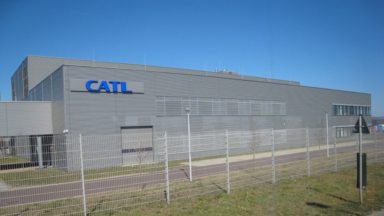 CATL says its next sodium-ion battery clears 500 kilometers and is ...