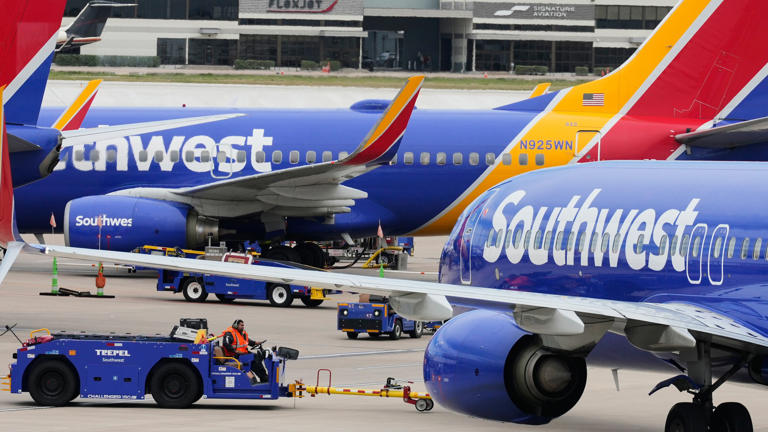 Southwest Airlines flight returns to gate at Atlanta airport due to ...