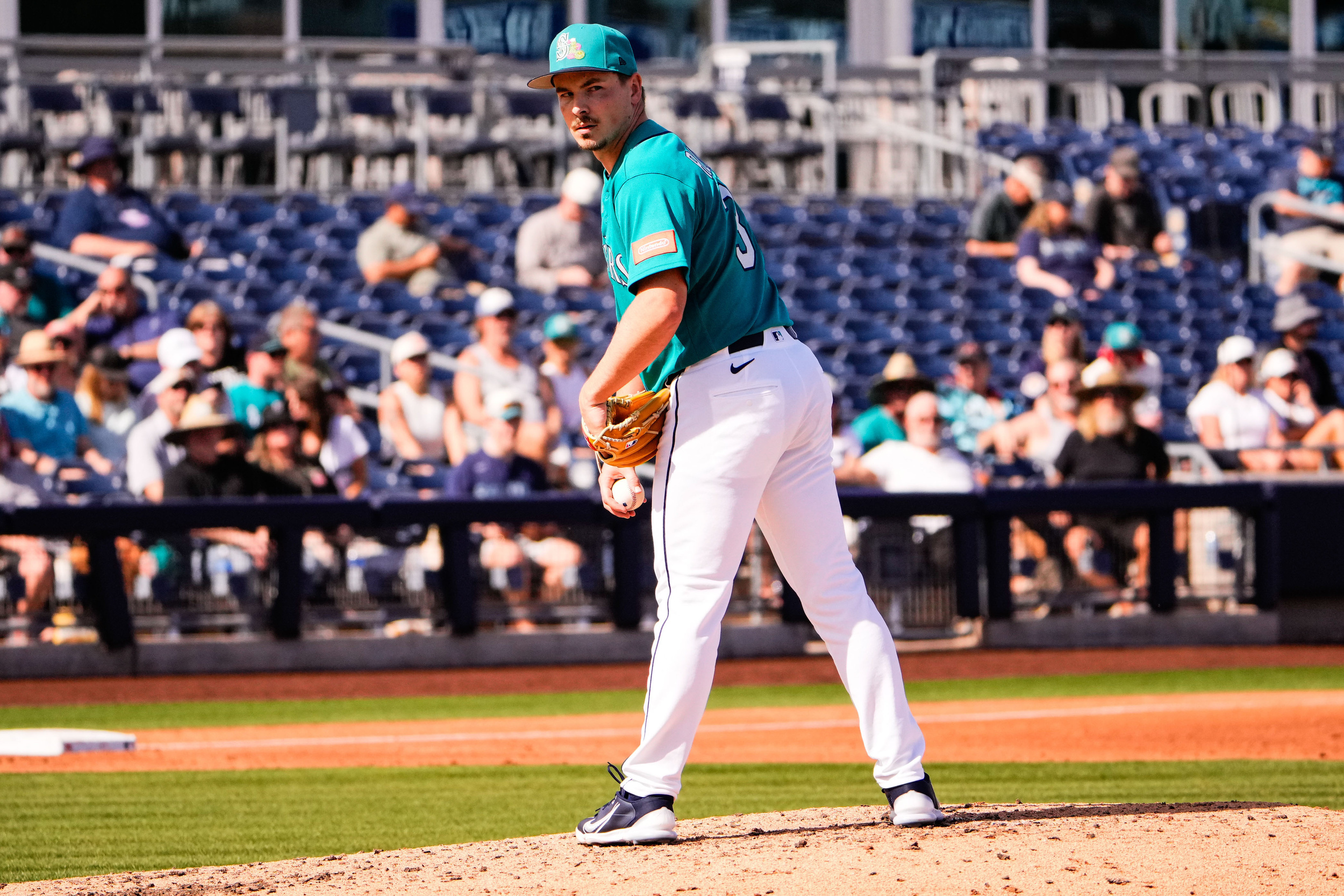 Mariners designate Domingo González for assignment, select Michael Rucker