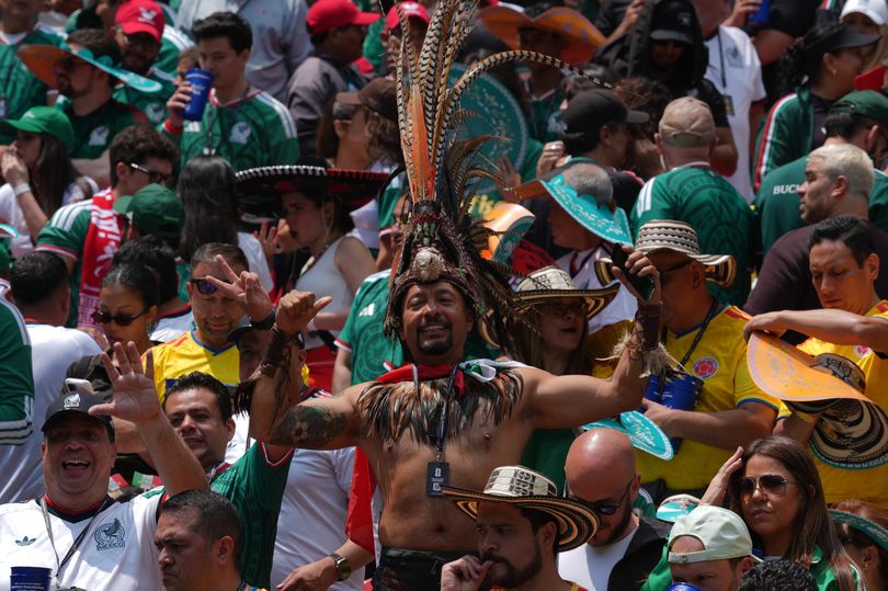 Mexico fans react exactly as expected when they see USA flag in first ...