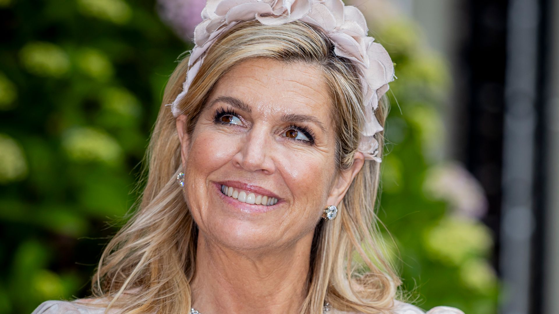 Queen Máxima goes from soft daytime romance to evening glamour in ...