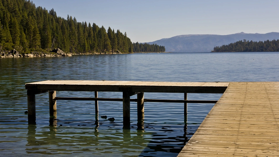 16 scenic lakeside towns across the United States