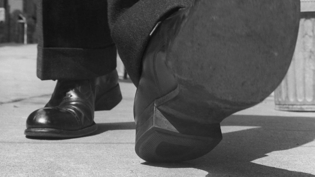 Study finds humans show strong counterclockwise walking bias
