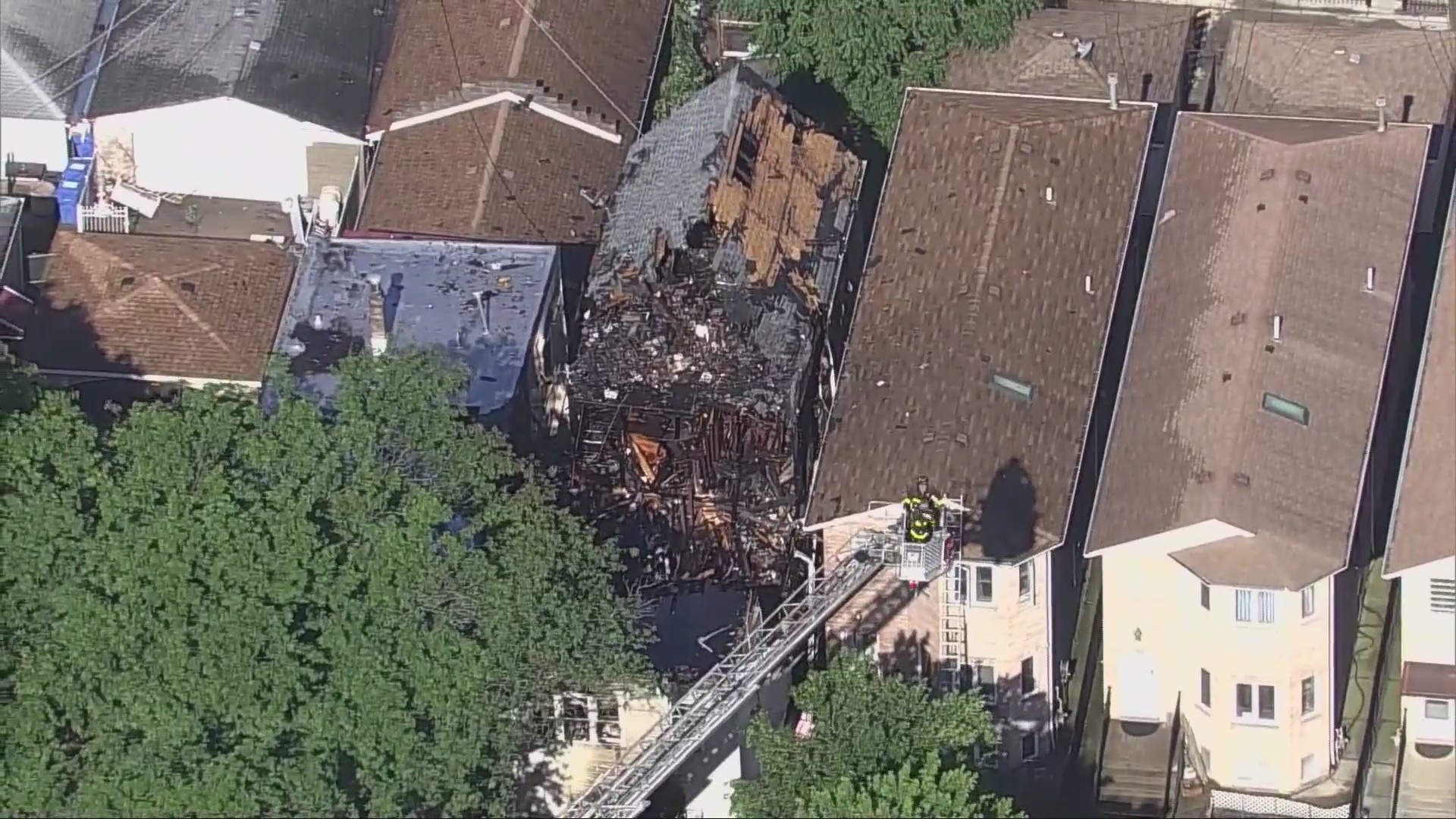 4 injured in fire on South Side